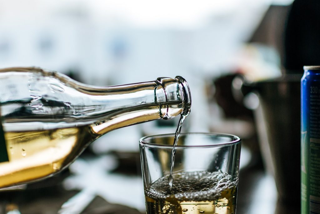 Retsina – Griechenlands einzigartiger Wein mit Harzaroma - Hellas Bote