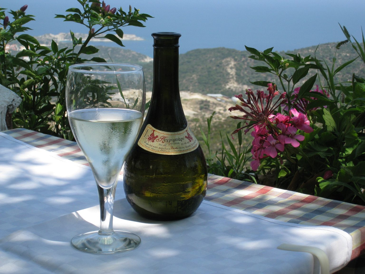 Retsina – Griechenlands einzigartiger Wein mit Harzaroma - Hellas Bote